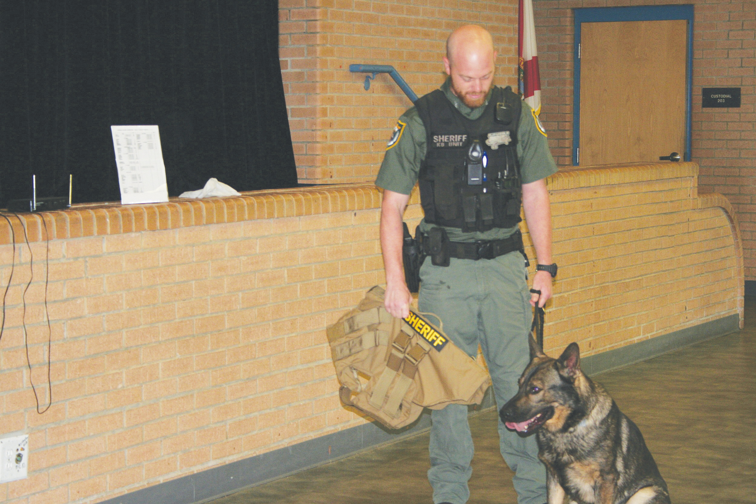 Students play role in making sure police dog is street ready | Clay Today