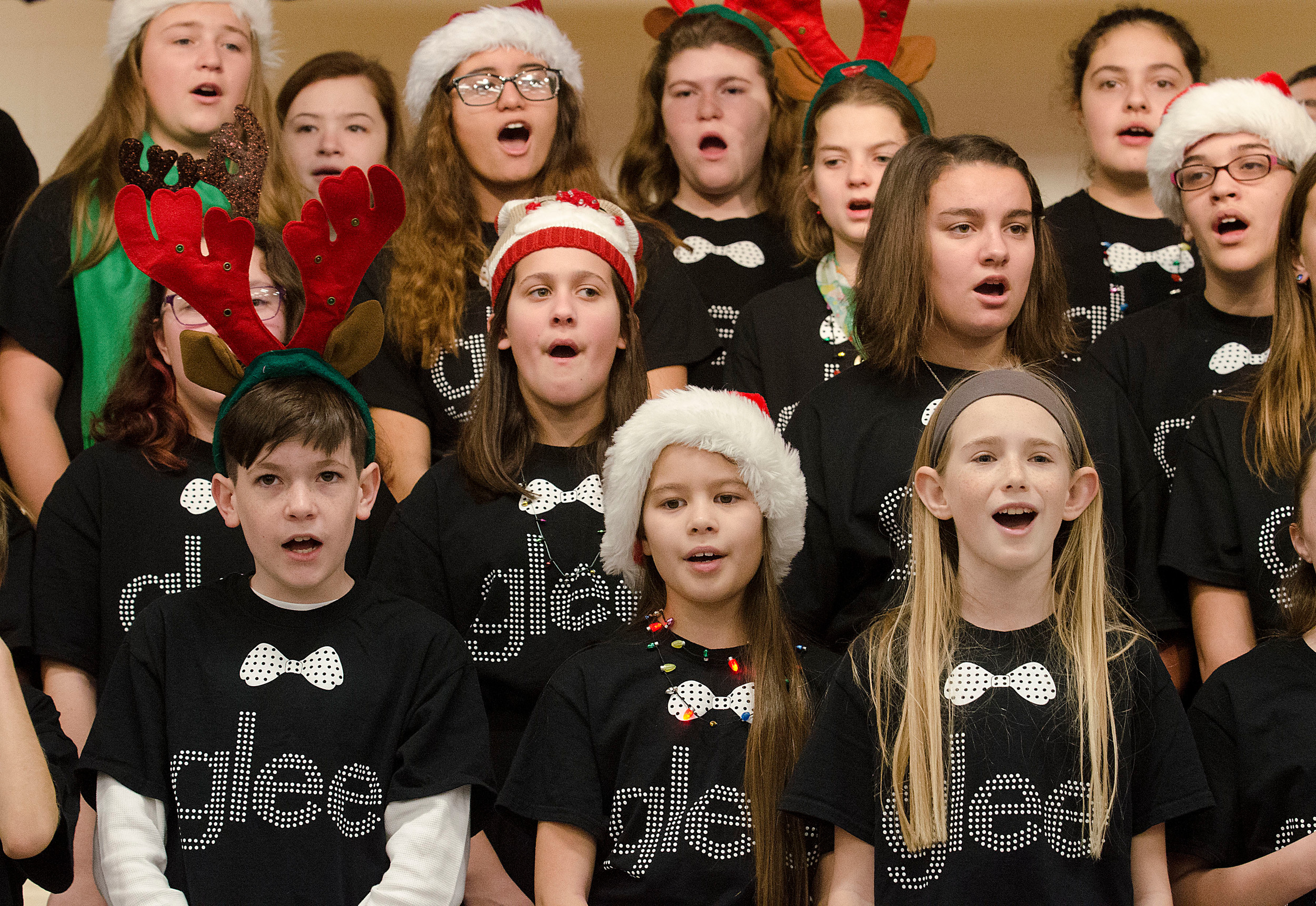 Portsmouth Middle School Glee Club spreads musical cheer | EastBayRI ...