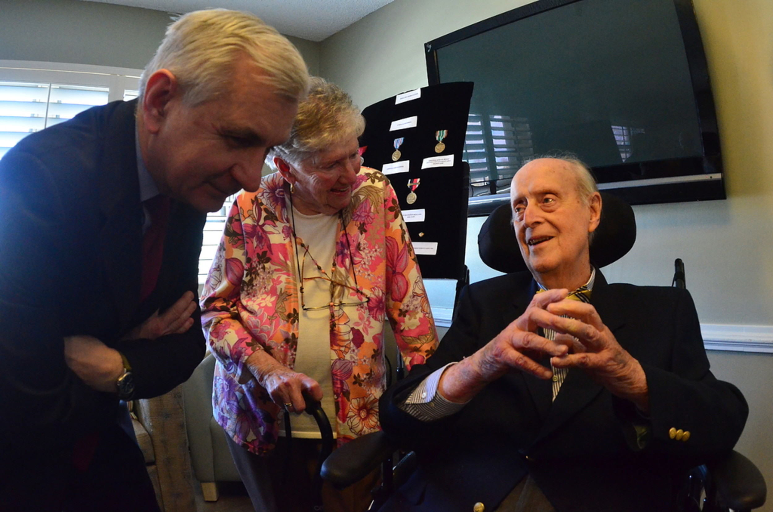 Reed presents East Providence octogenarian with WWII medals | EastBayRI ...