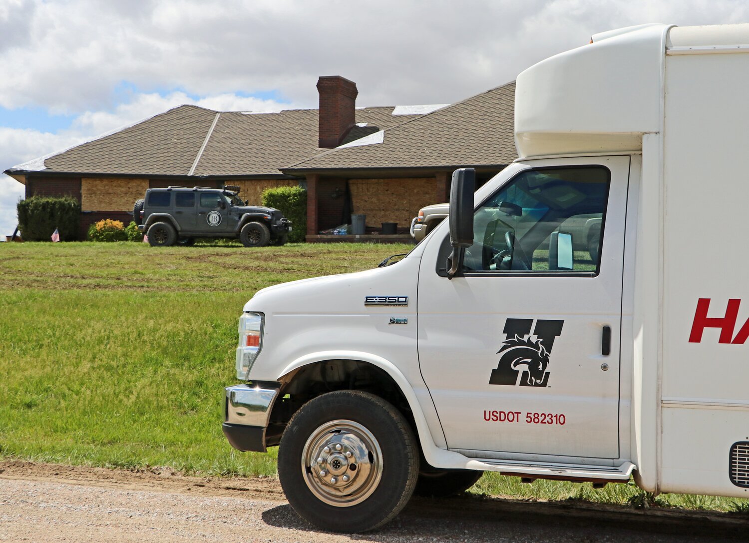 Hastings College golfers help in county tornado recovery efforts ...