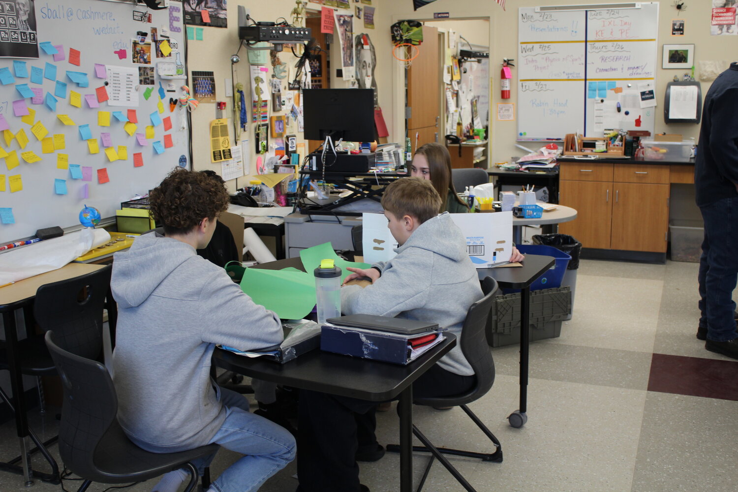 Cashmere Middle School tour highlights collaboration, hands-on learning ...